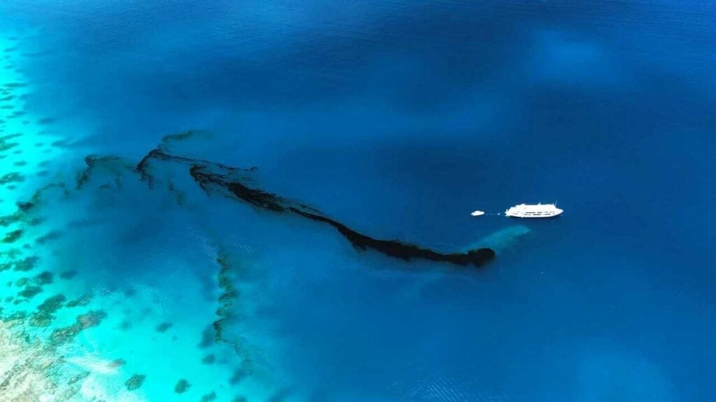 Chuuk Lagoon shipwreck starts leaking oil